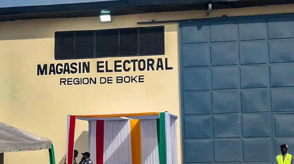 Boké : le ministre Ibrahima Kalil Condé inaugure le magasin électoral ...